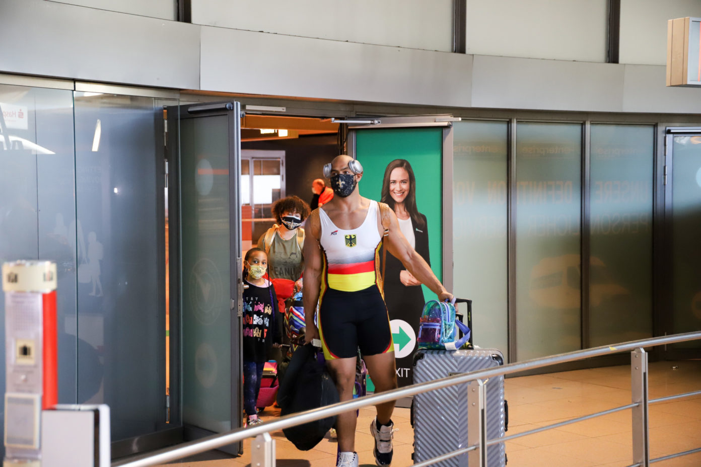 Sea Devils: NFL-Star Kasim Edebali „Captain Germany“ landet in Hamburg ...