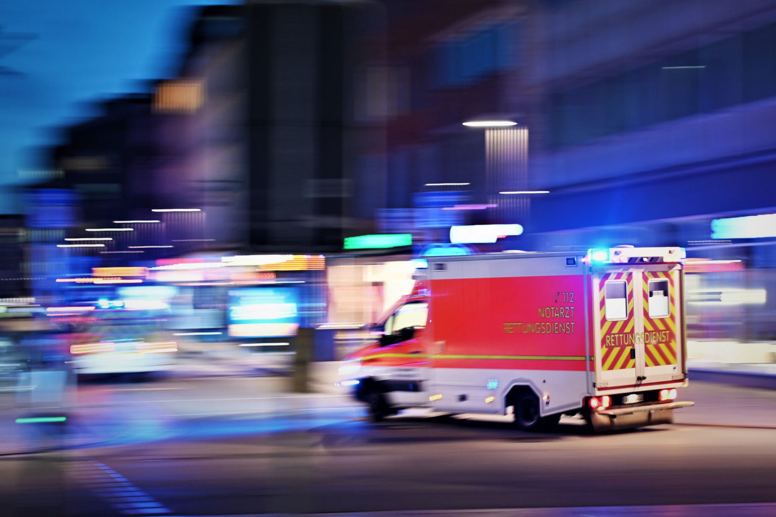 Schalker Pleite für einige zu viel: HSV-Fans landen im Krankenhaus › HL ...