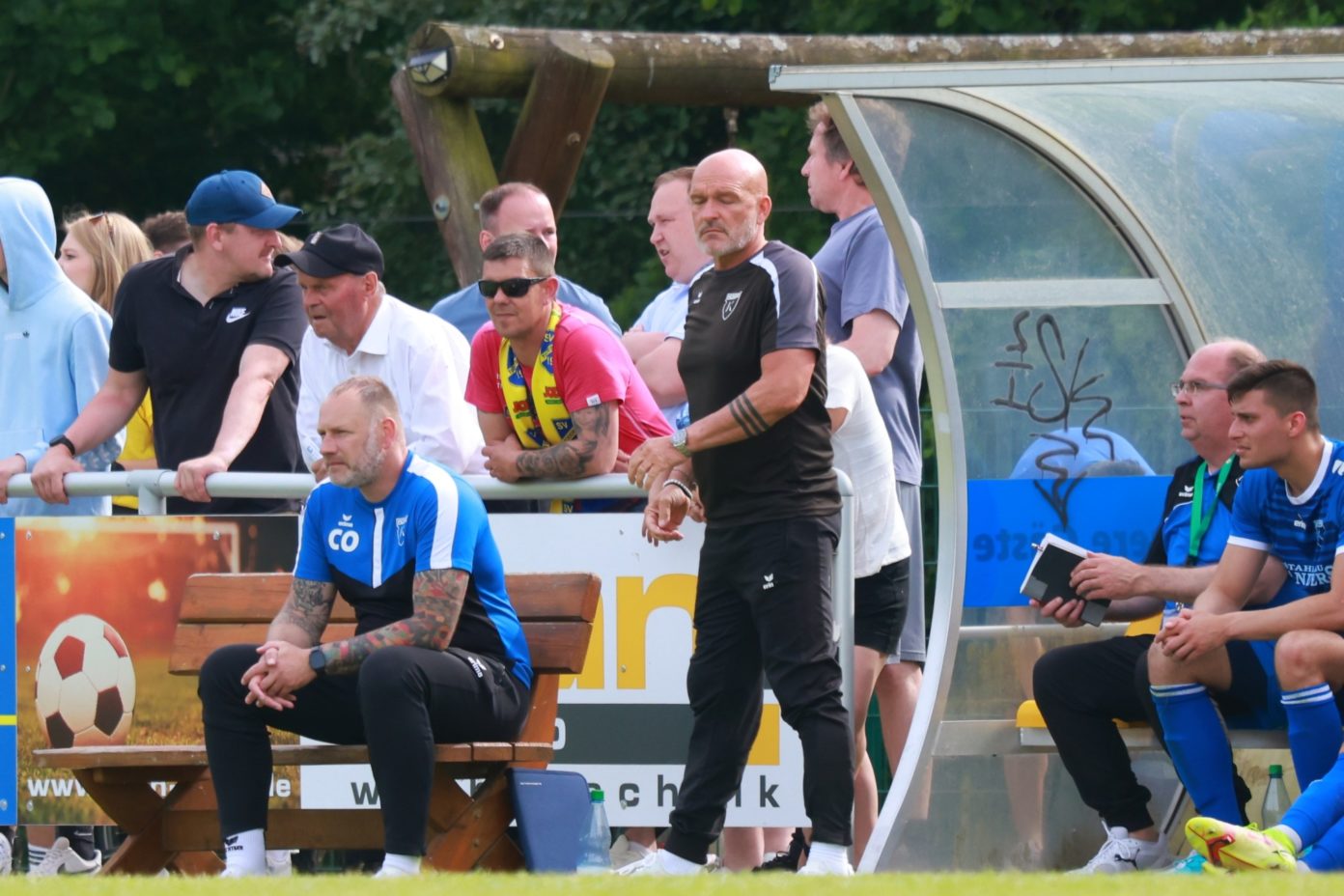 Ex-Lübecker sorgt für Stress: Job-Garantie für Kickers-Coach – Phönix ...