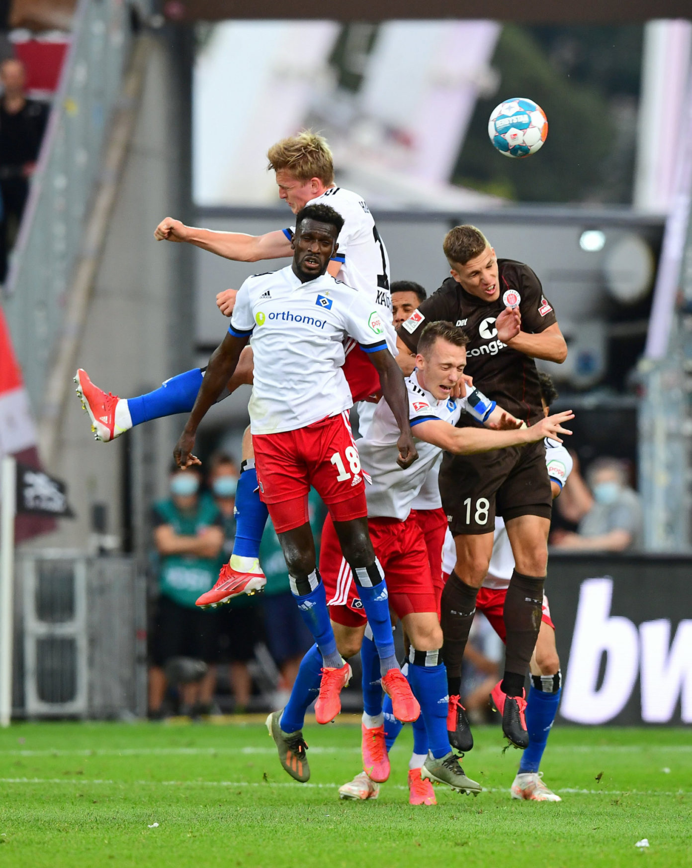 108. Hamburger Stadtderby FC St. Pauli gegen HSV: Wer oder was ...