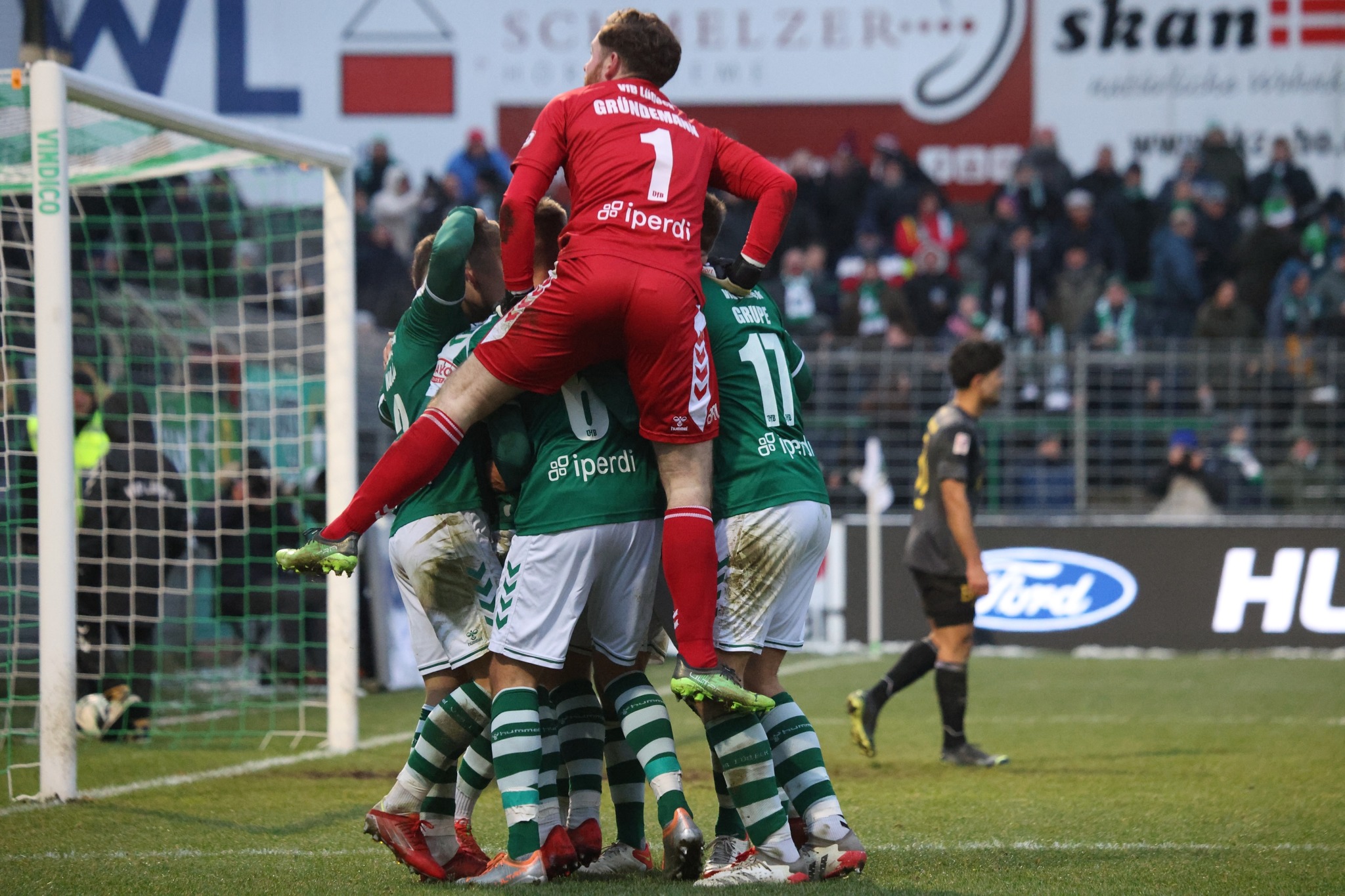 Tabellenführung und Rekordmarke: VfB Lübeck startet mit einem Lächeln ...