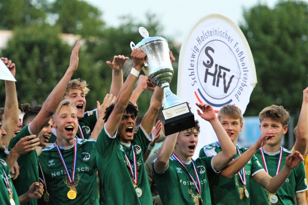 Landespokalsieger: Erst von Fans getragen – dann feiert U19 des VfB Lübeck Kabinenparty › HL-SPORTS