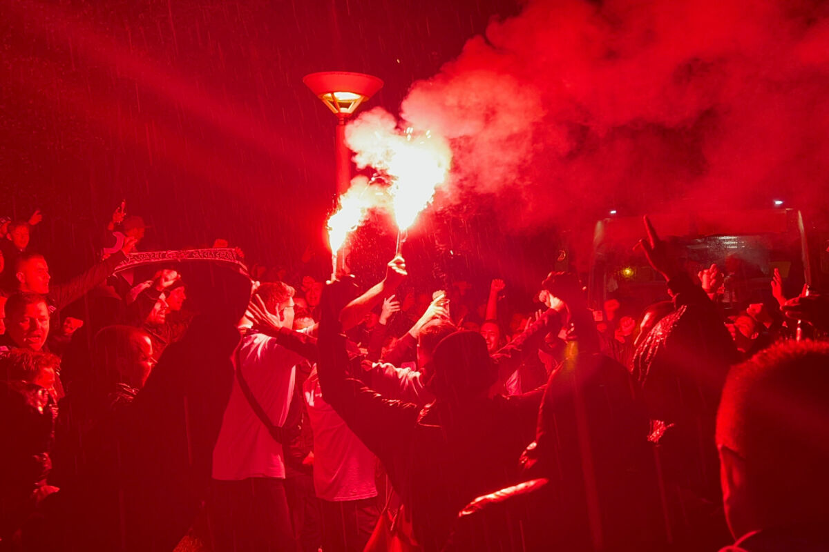 VfB Lübeck steigt in die 3. Liga auf: Platzsturm, Pyro, Party – das ...