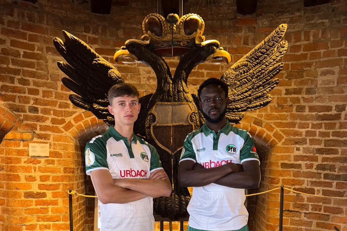 „Trikot geht zu meinen Eltern“ – VfB Lübeck stellt Pokal-Shirt vor › HL ...